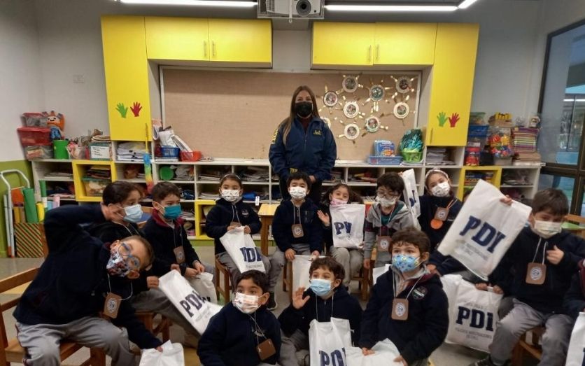 Kínder E recibe la visita de la PDI - The Greenland School