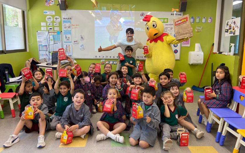 Alumnos del PKB reciben al Pollo Rey - The Greenland School